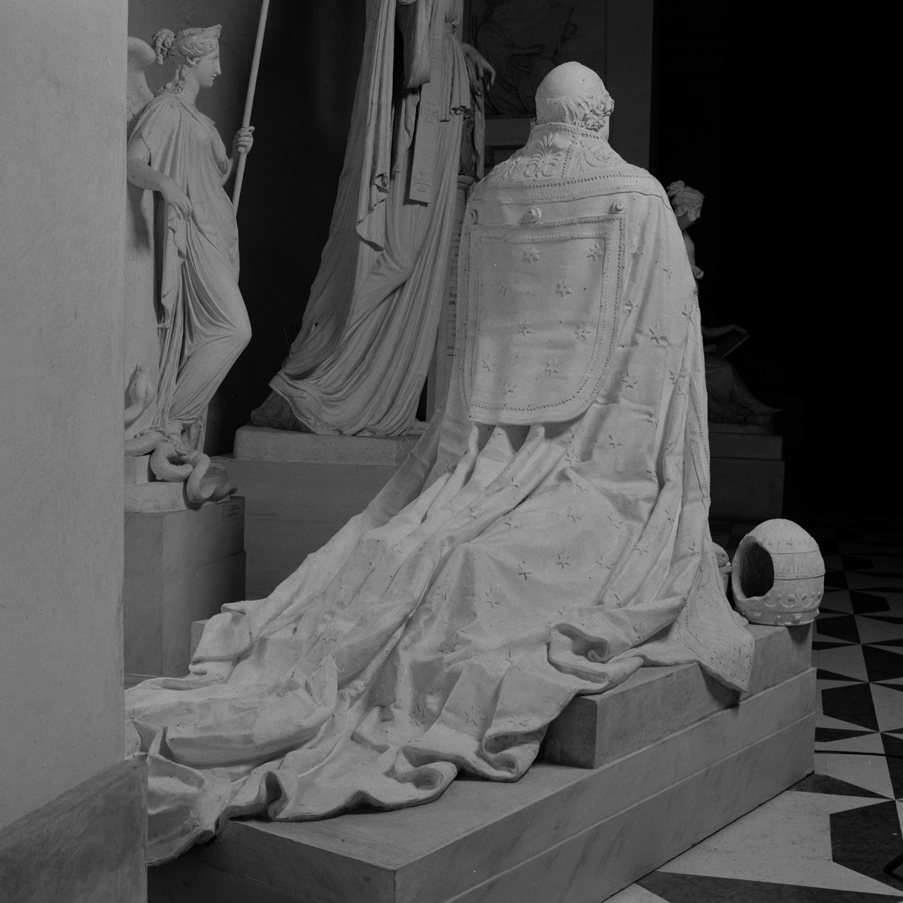 Papa Pio VI orante statua