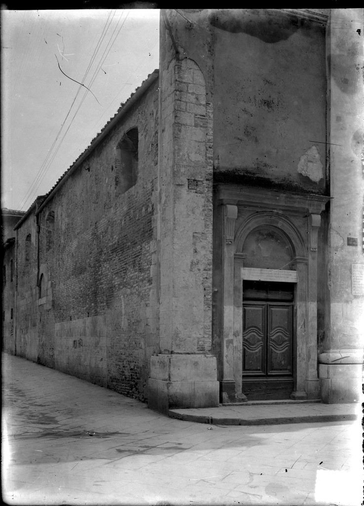 Veduta esterna della chiesa dei SS Cosimo e Damiano negativo, post